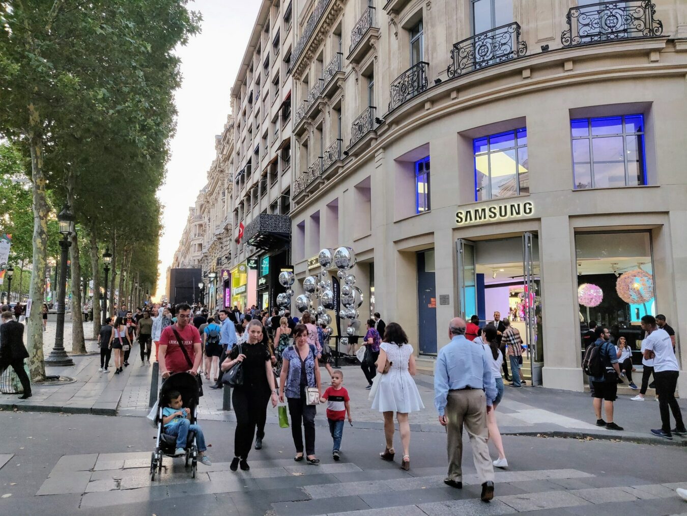 Samsung installe son Showroom sur les Champs-Elysées | LCDG