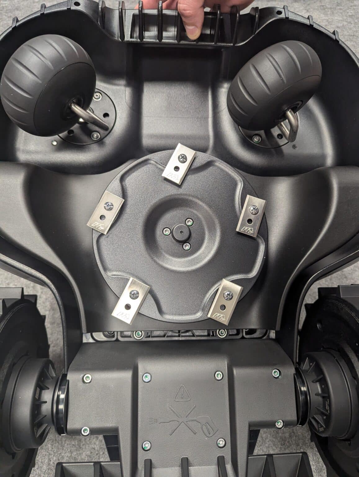 YUKA Mini 800 : Robot tondeuse, simplicité et efficacité | LCDG